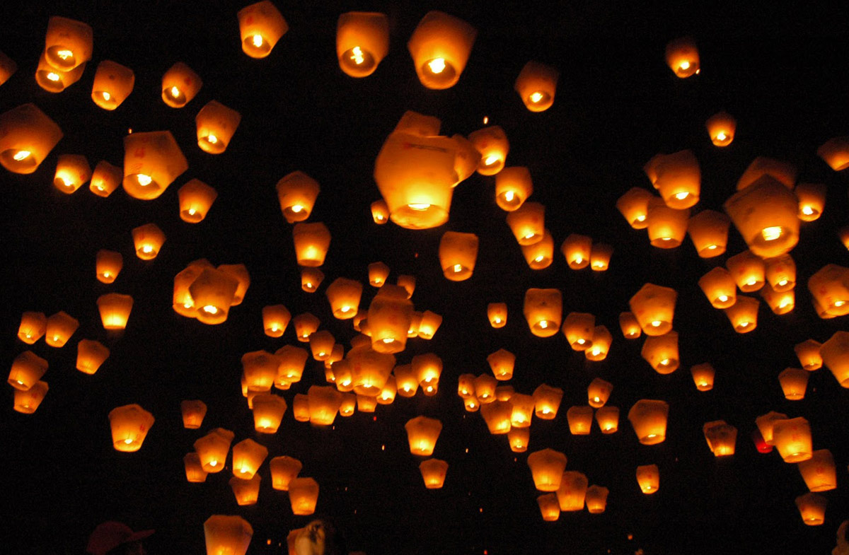 Farolillos voladores blancos para una ocasión especial en Regalador.com