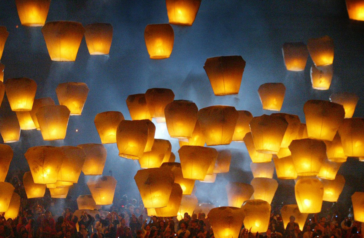 Farolillos voladores blancos para una ocasión especial en Regalador.com