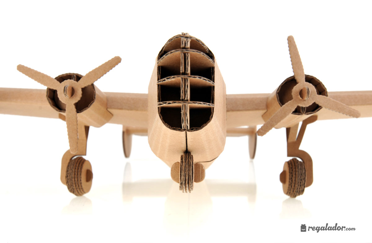 Juguetes creativos de cartón: aviones míticos | Regalador.com